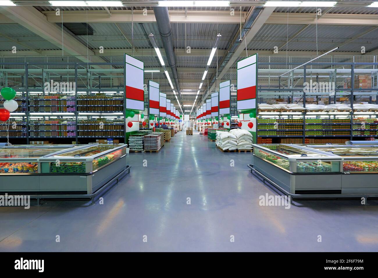 Empty produce shelves hi-res stock photography and images - Alamy