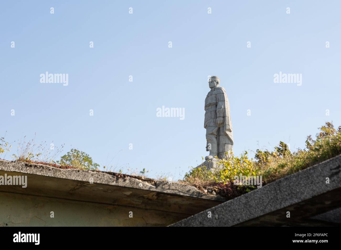 Foot soldier statue hi-res stock photography and images - Alamy