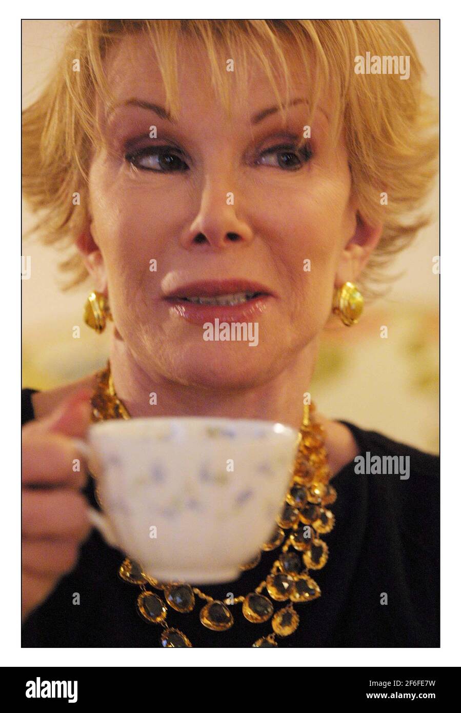 Joan Rivers in Londonpic David Sandison 12/2/2002 Stock Photo - Alamy