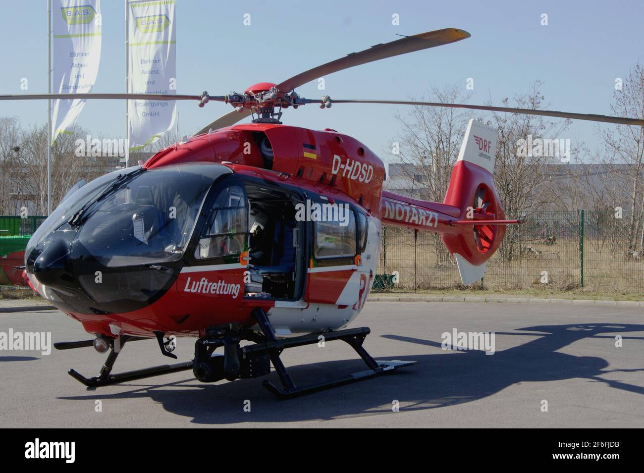 Der Hubschrauber Christoph Berlin D-HDSD, Airbus Helicopters H145, der ...