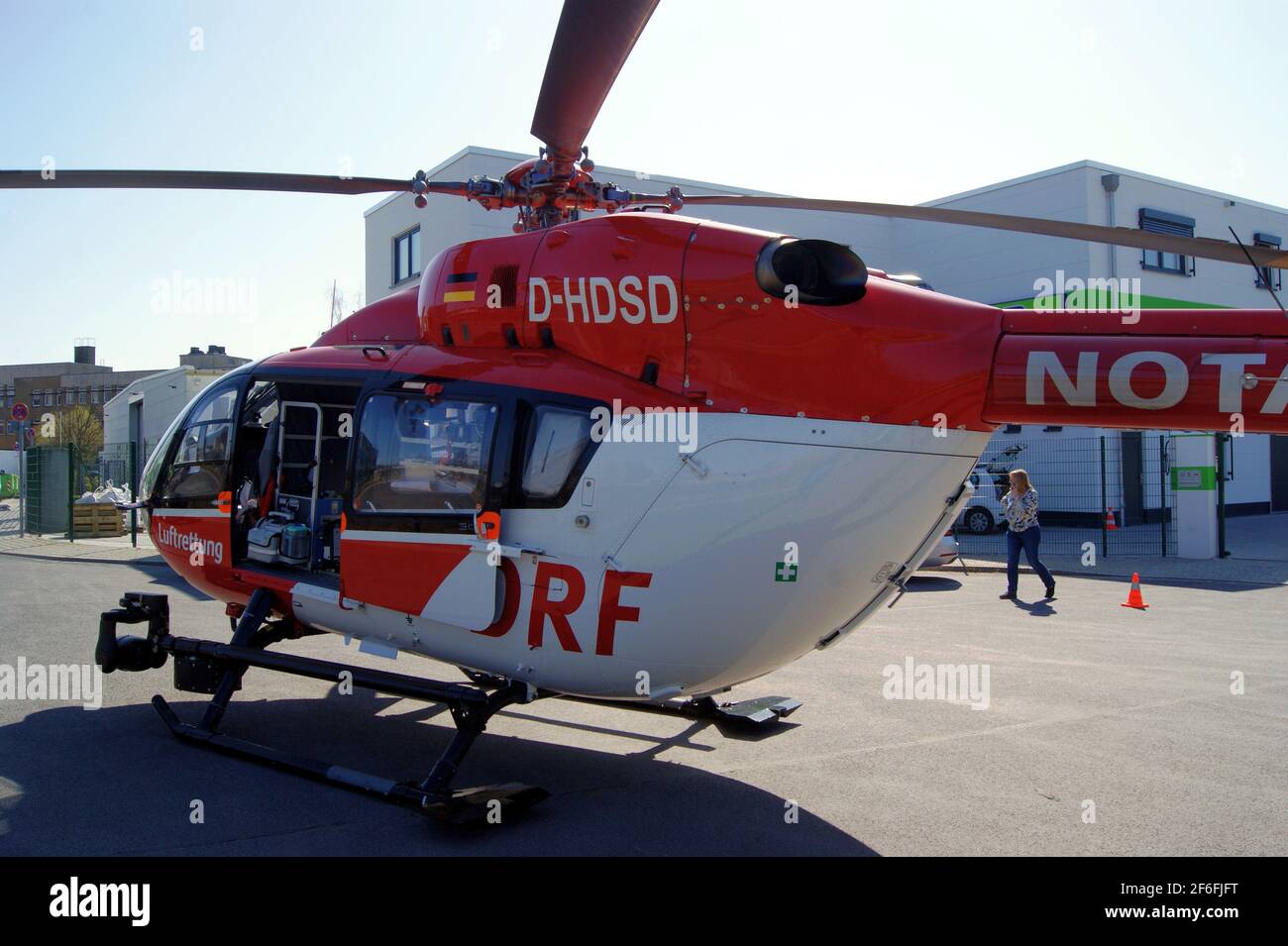 Der Hubschrauber Christoph Berlin D-HDSD, Airbus Helicopters H145, der ...