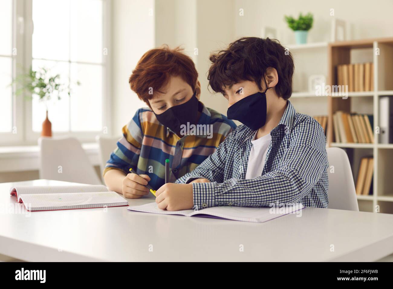 Children at school mask hi-res stock photography and images - Alamy