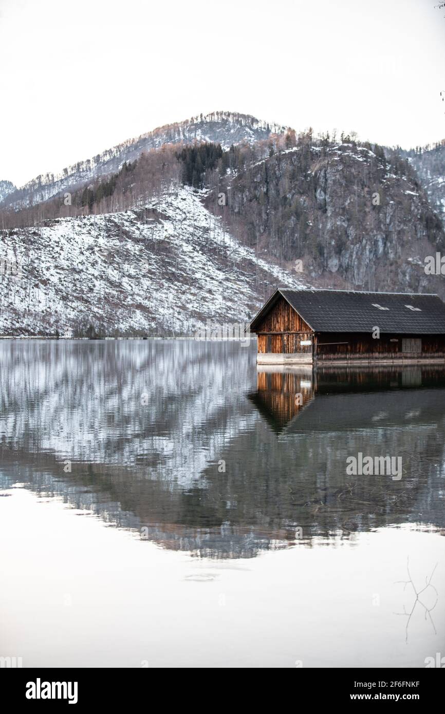 Log cabin mountain hi-res stock photography and images - Alamy
