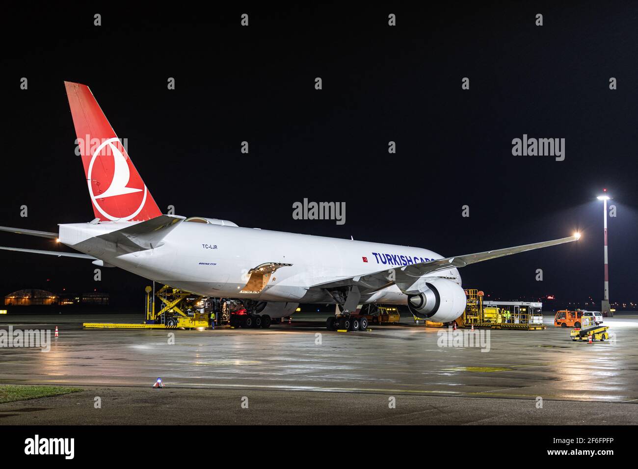 Air cargo loading turkish hi-res stock photography and images - Alamy