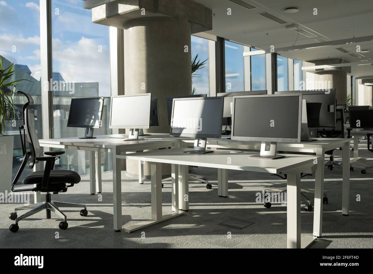 Empty desks office hi-res stock photography and images - Alamy