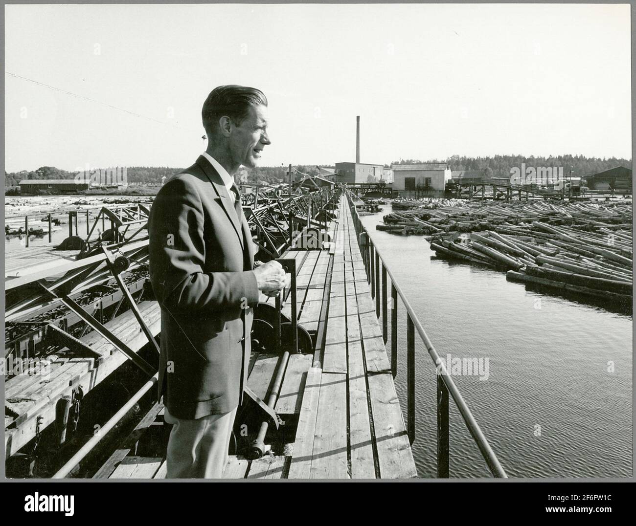 Disposent Nils-Olof Danielsson on inspection tour at the timber rolls ...