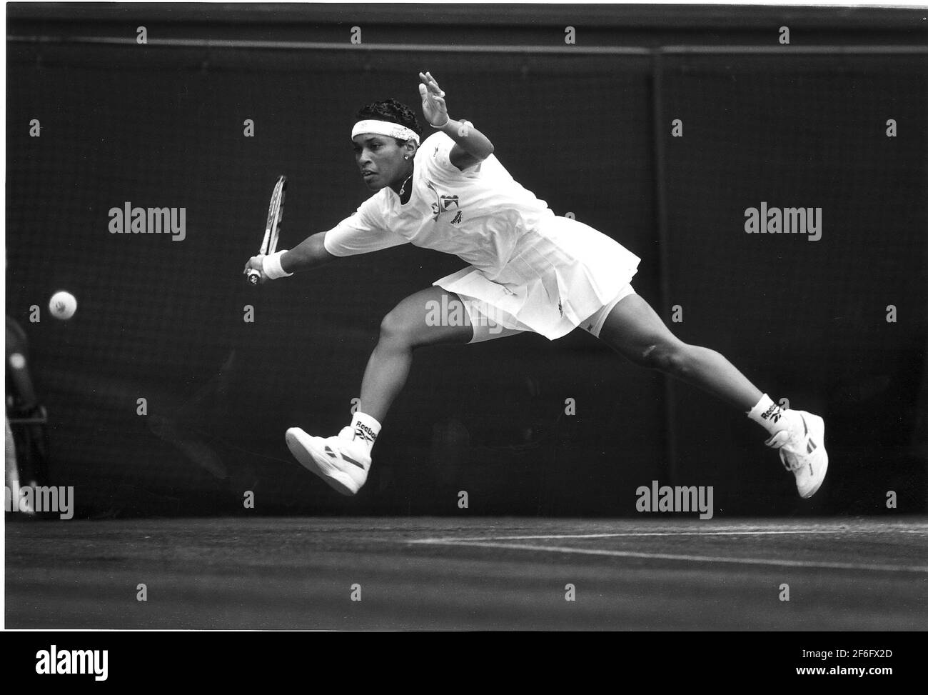 Zina Garrison reaching for the ball Wimbledon 94 Tennis Stock Photo - Alamy
