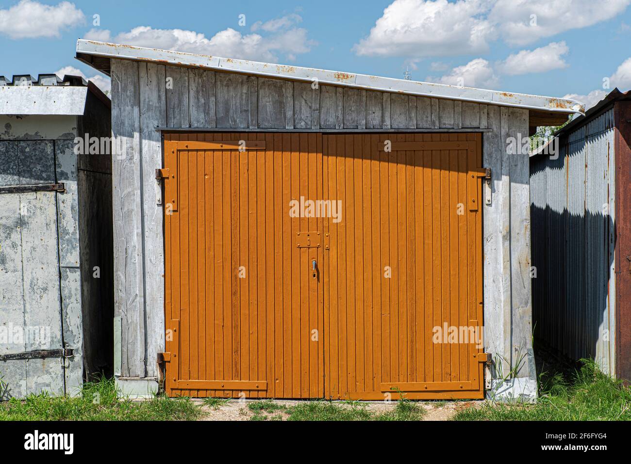 Old rusty garage hi-res stock photography and images - Alamy