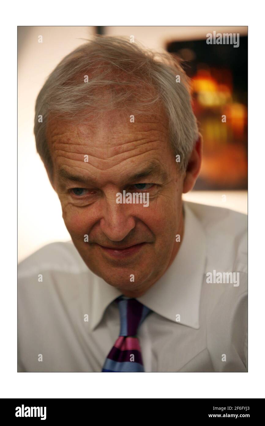 Channel 4 newsroom and studio.... Jon Snow and colleges prepare for the ...