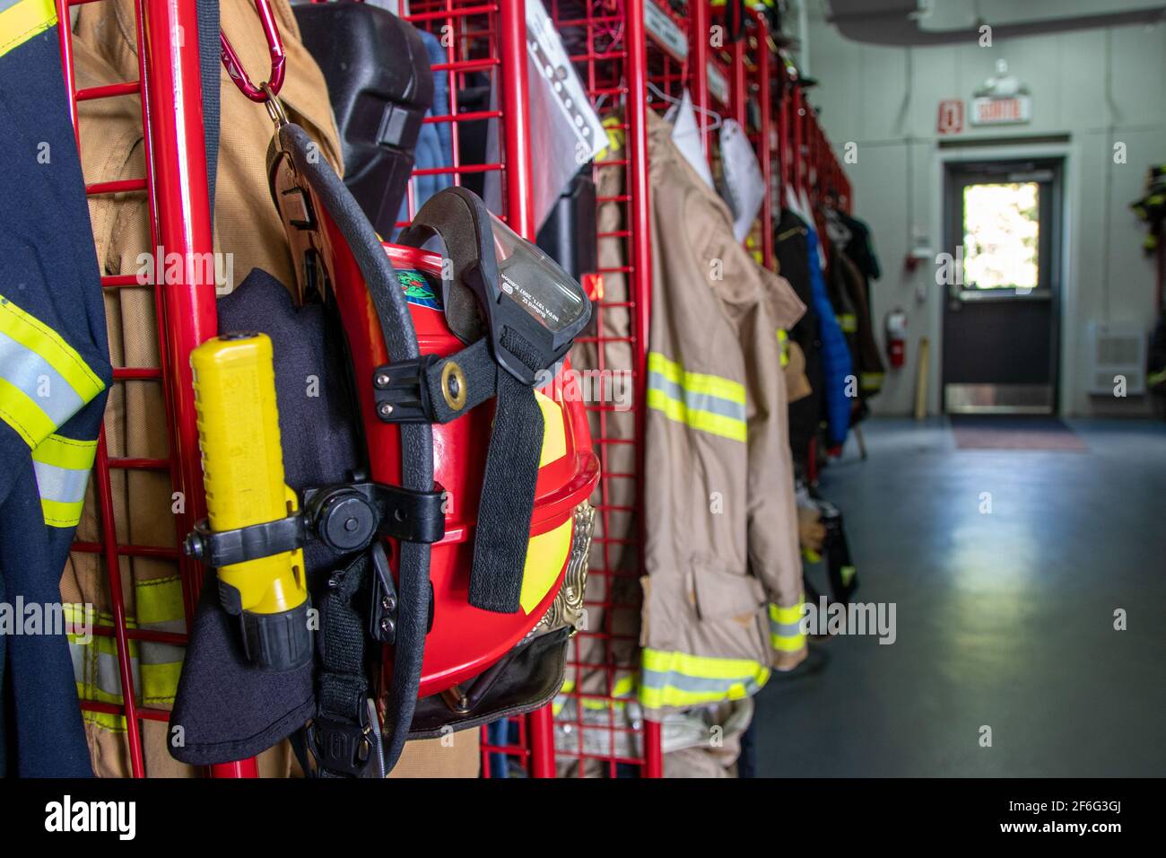 pompier Camoin rouge protection Stock Photo - Alamy
