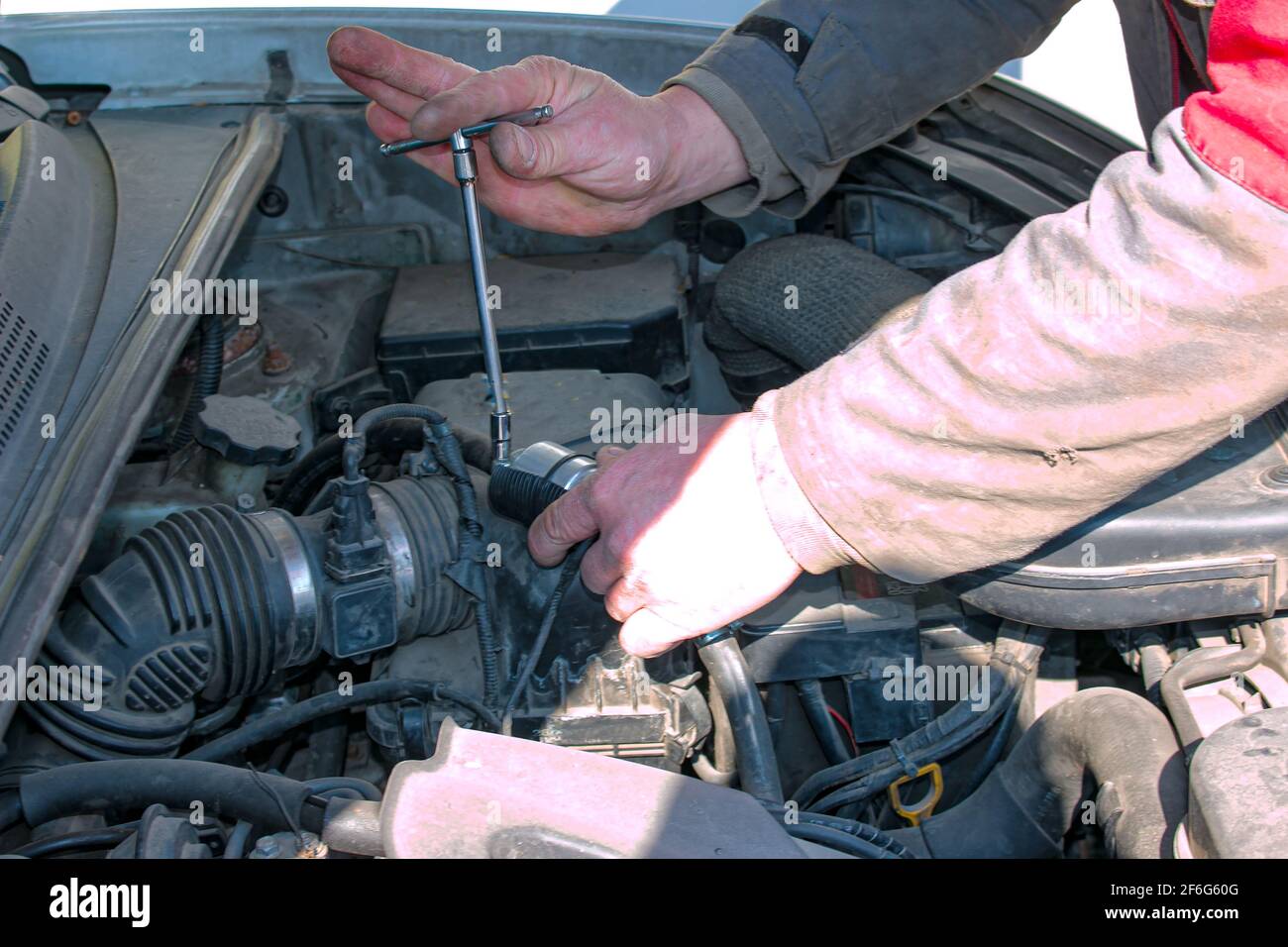 Replacement or installation of a fine gas filter in a passenger car ...