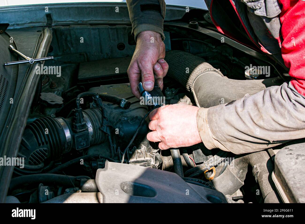 Replacement or installation of a fine gas filter in a passenger car ...