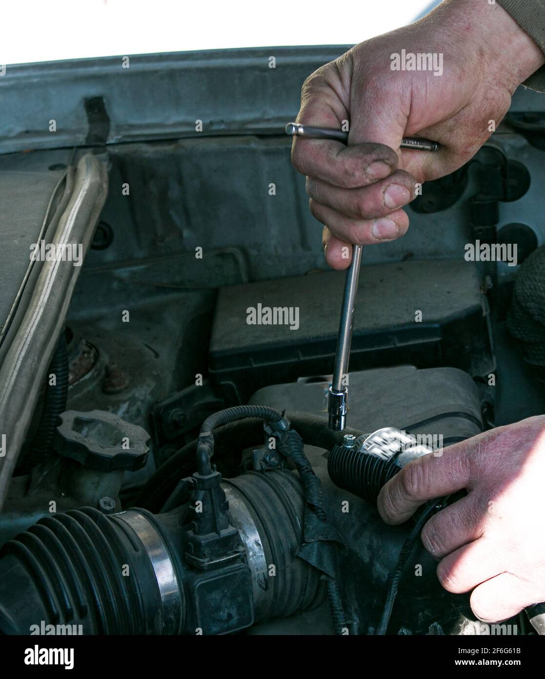 Replacement or installation of a fine gas filter in a passenger car ...