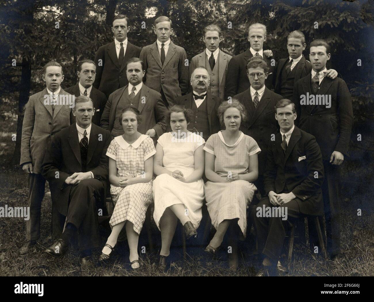 Staff at SJ's printing company and bookbinding 1925.1: A row; Georg ...