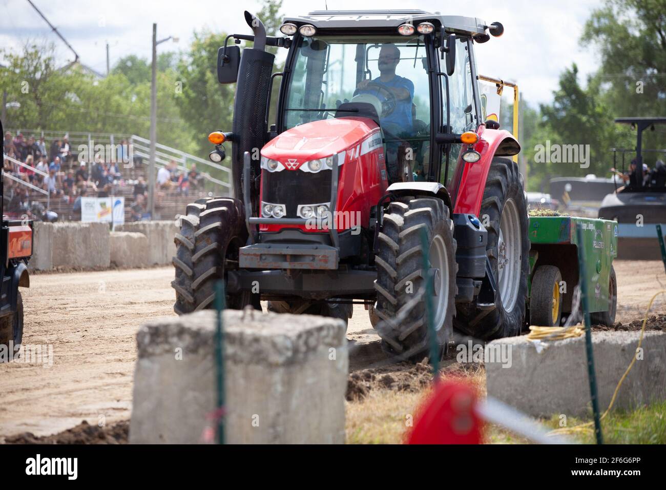 Tractor race hi-res stock photography and images - Alamy