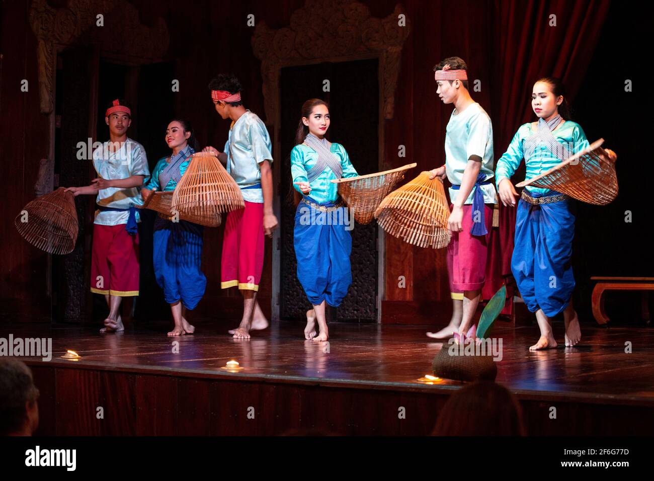 Traditional dancers cambodia hi-res stock photography and images - Alamy