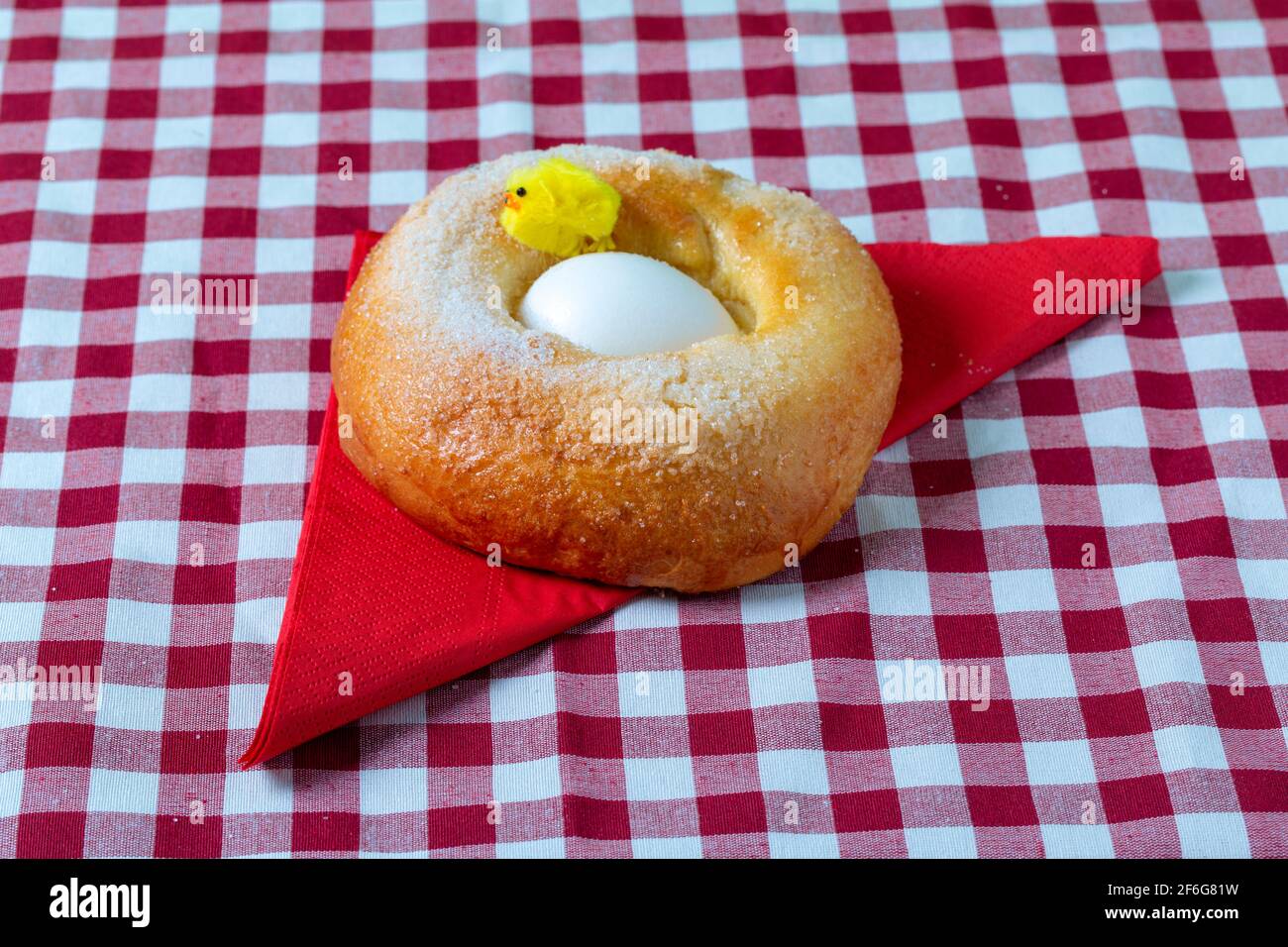 Mona traditional spanish cake hi-res stock photography and images - Alamy