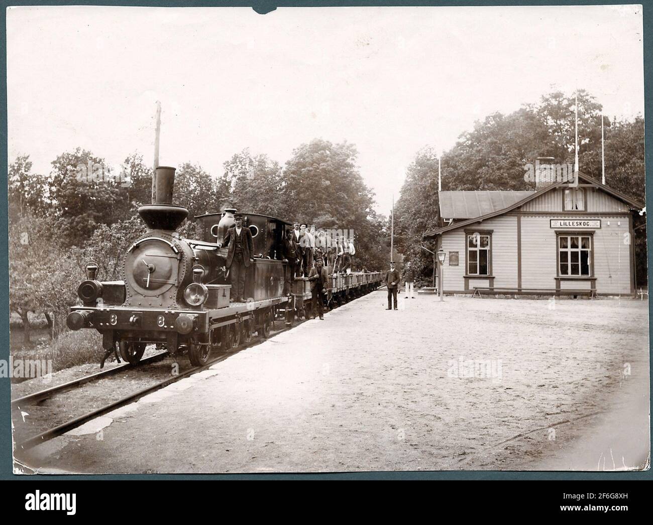 Gravel train at Lilleskog in 1898. Uvhj Lok 8 "Bohus Stock Photo - Alamy
