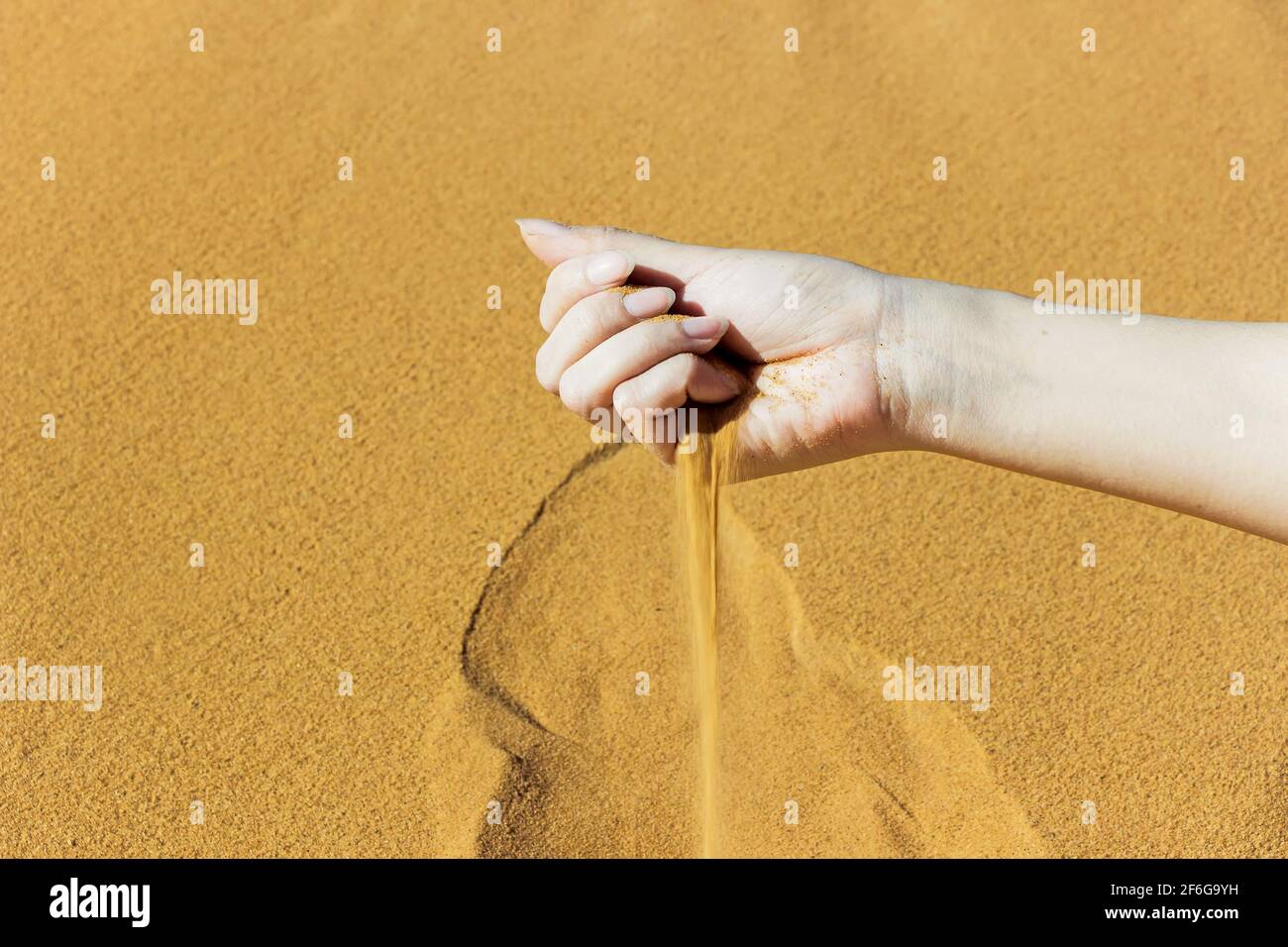 Hand holding sand desert hi-res stock photography and images - Alamy