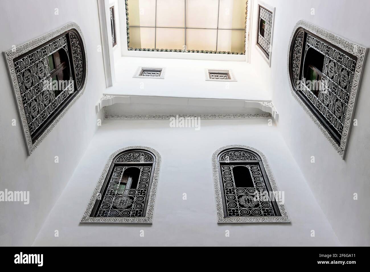 Interior architecture of white traditional moroccan riad building Stock ...
