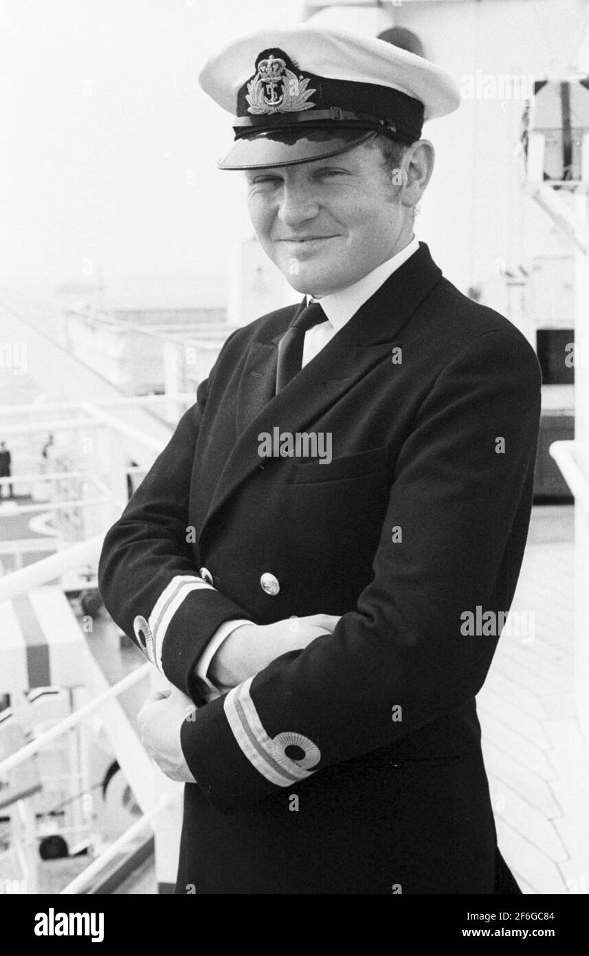 SURGEON LT. MARK HENLEY OF HMS HERALD PIC MIKE WALKER 1982 Stock Photo ...