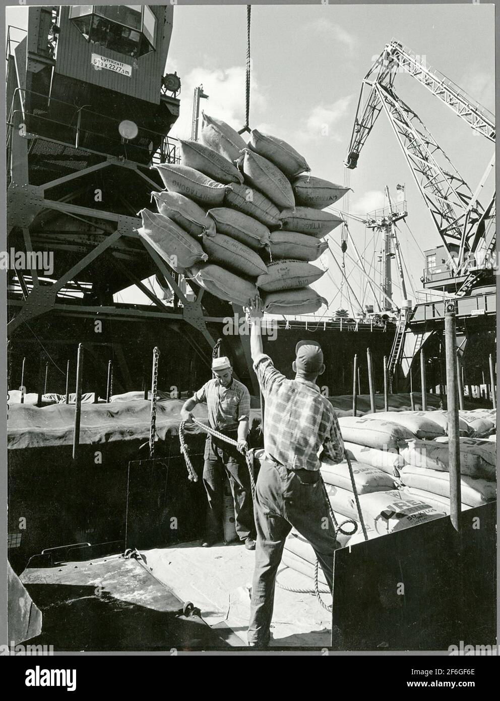 Container loading and unloading systems hi-res stock photography and ...