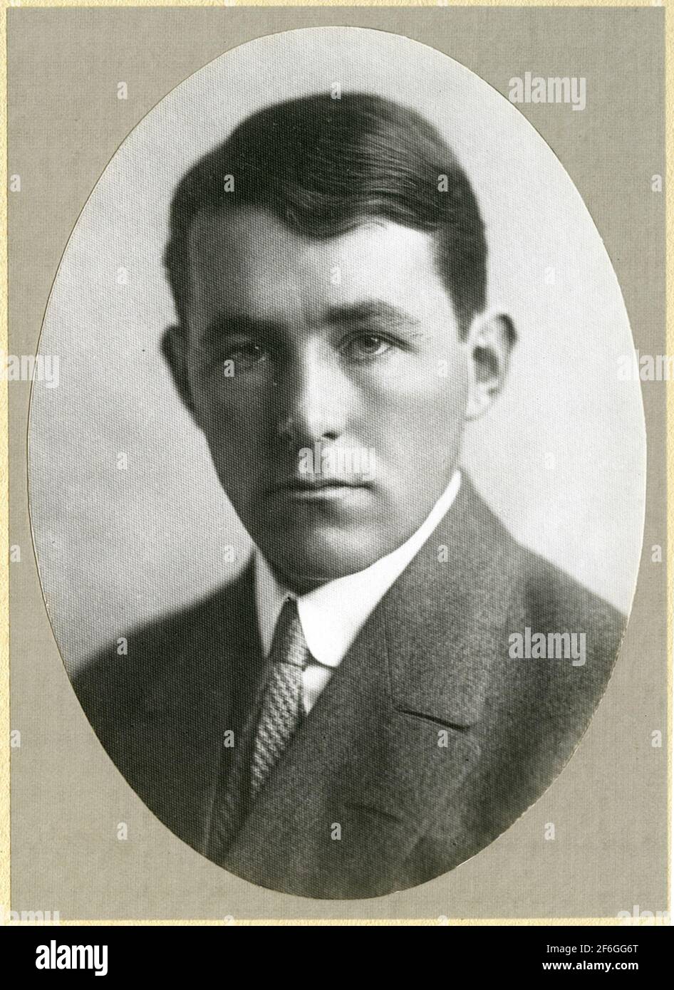 John W: Son Lilliehöök. Born 1883.Undering Engineer 1911 - 1915Farrande ...