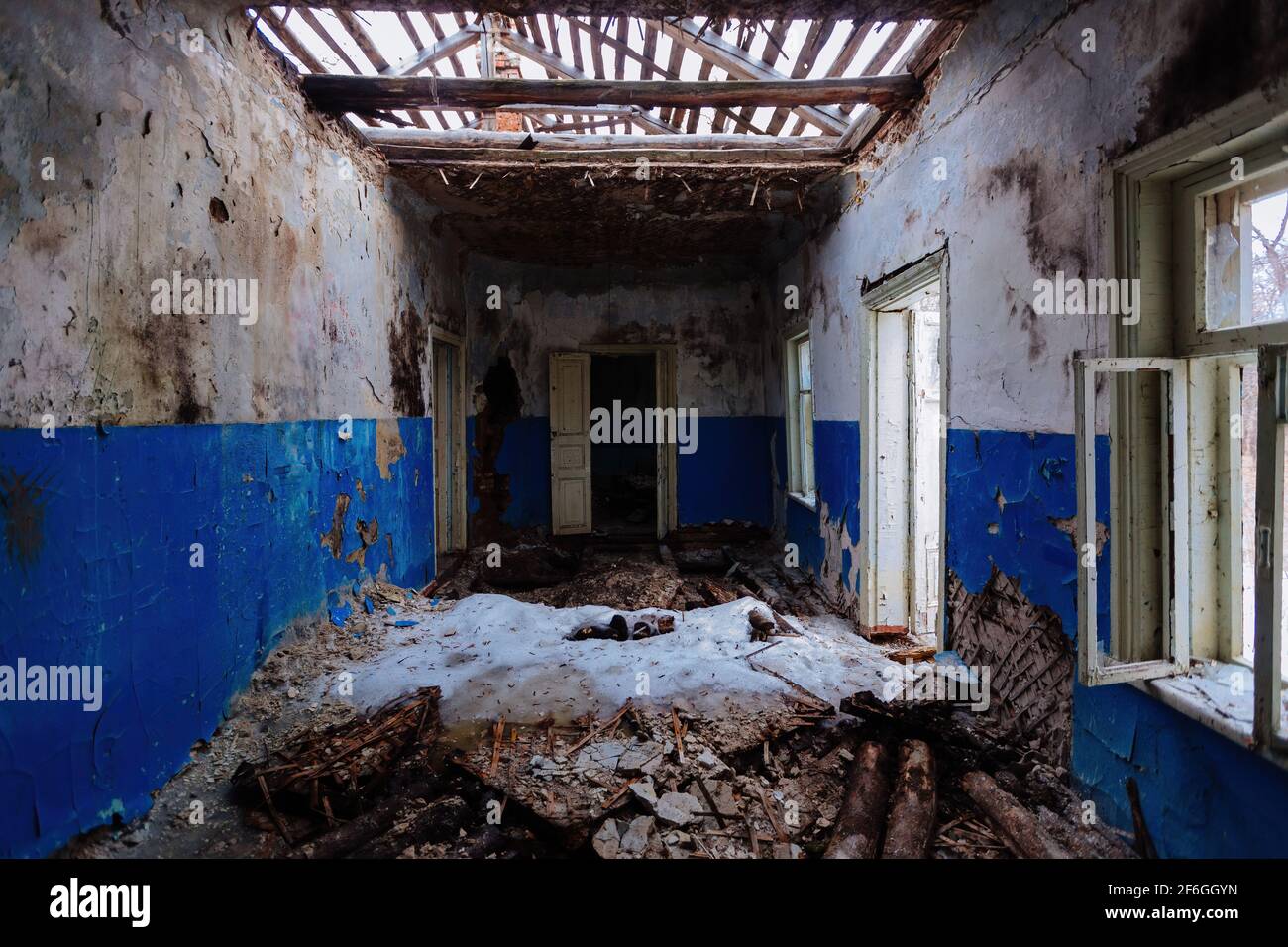 Dark dirty corridor of old abandoned building Stock Photo - Alamy