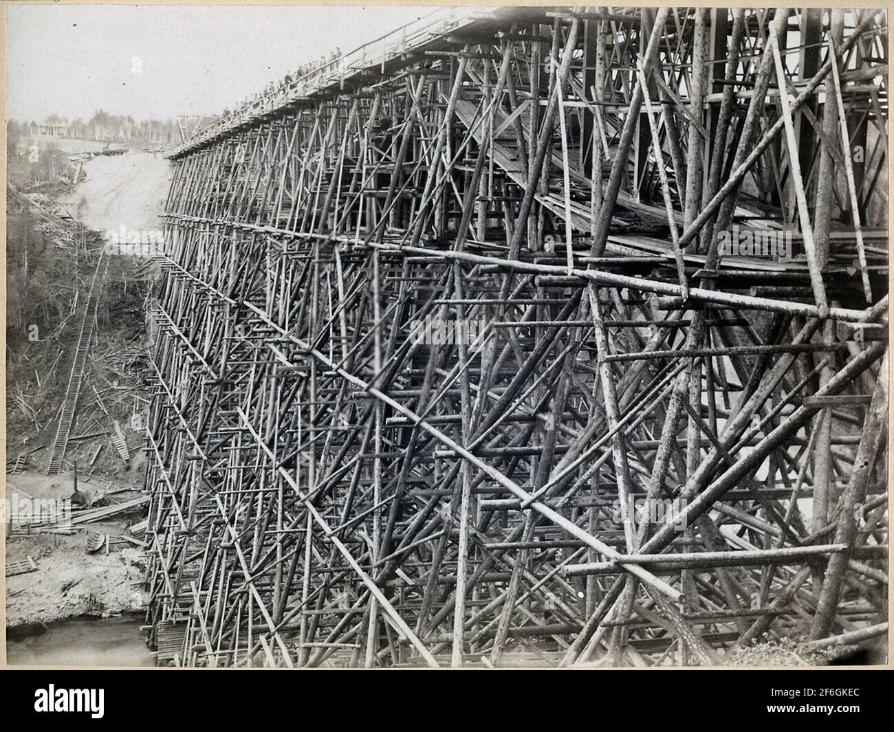 Construction of railway bridge over Vindelälven, on the line between ...