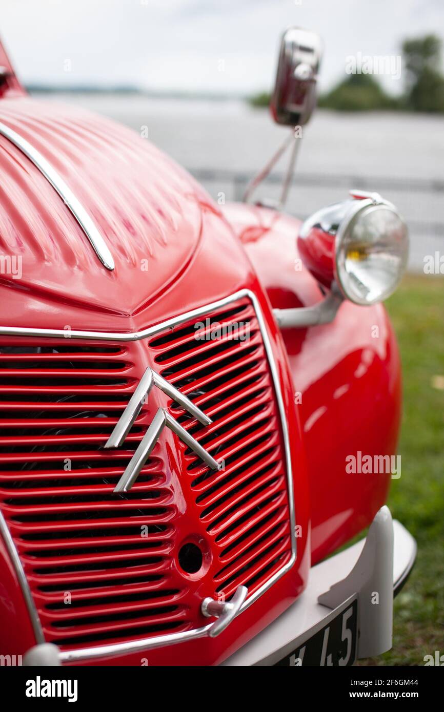 Red citroën 2cv hi-res stock photography and images - Alamy