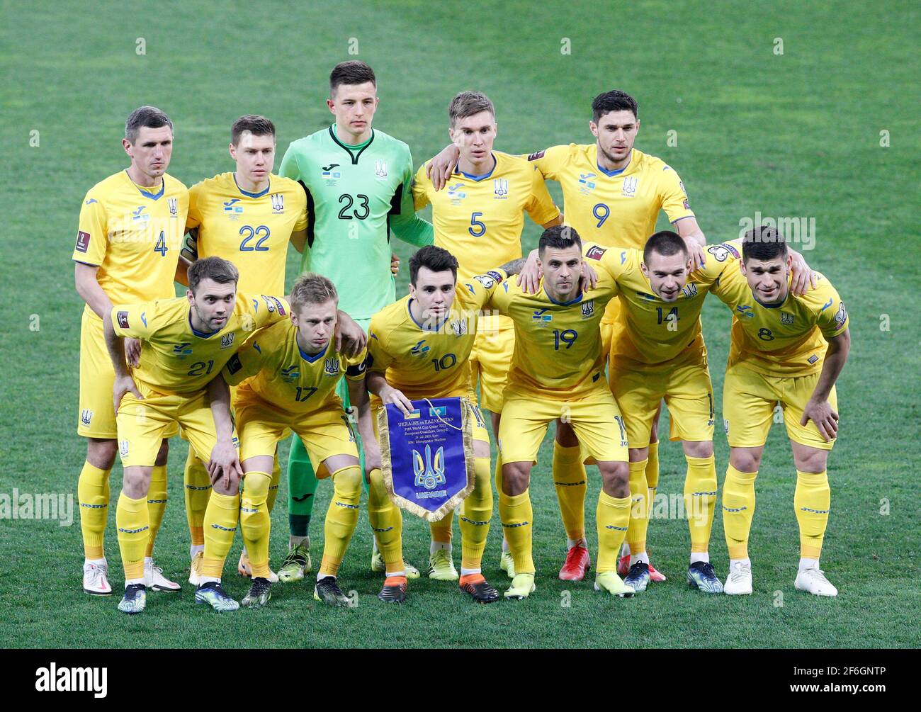 Players of Ukraine pose for a photo before the World Cup 2022 group D ...