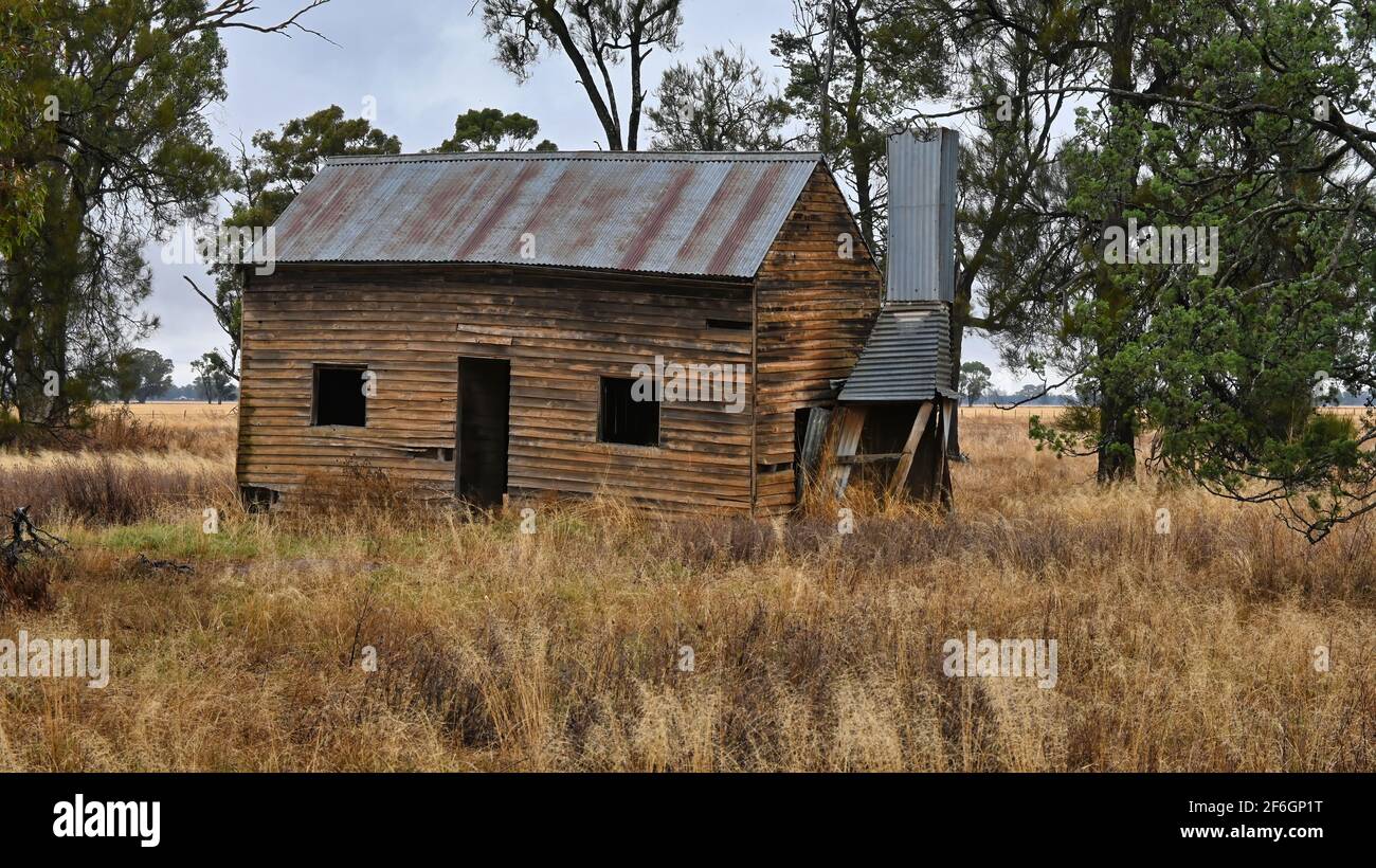 Old House in a Paddock Near Urana Stock Photo - Alamy