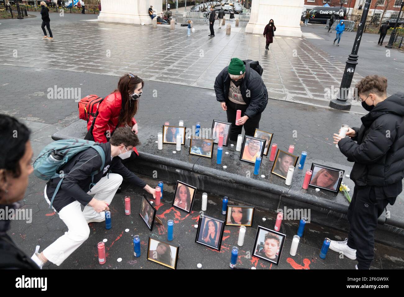 New York, New York, USA. 31st Mar, 2021. Mourners pay tribute to a pop ...