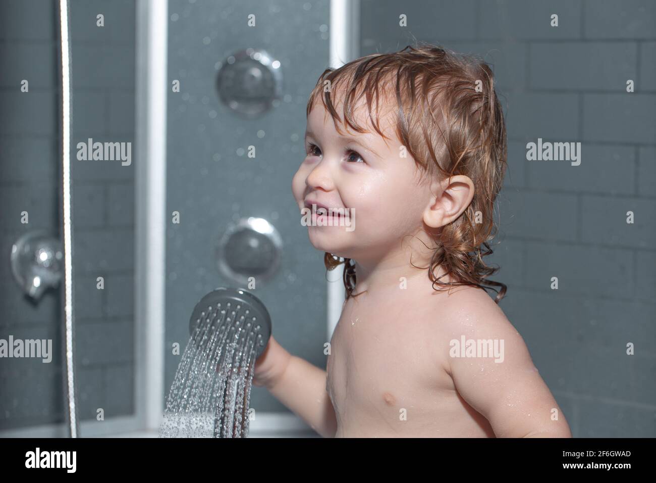 Children in a bathtub with bubbles hi-res stock photography and images ...