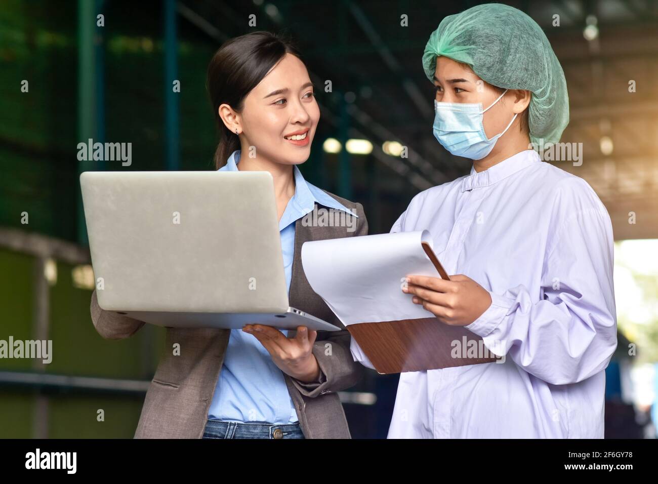 Manager explain hi-res stock photography and images - Alamy