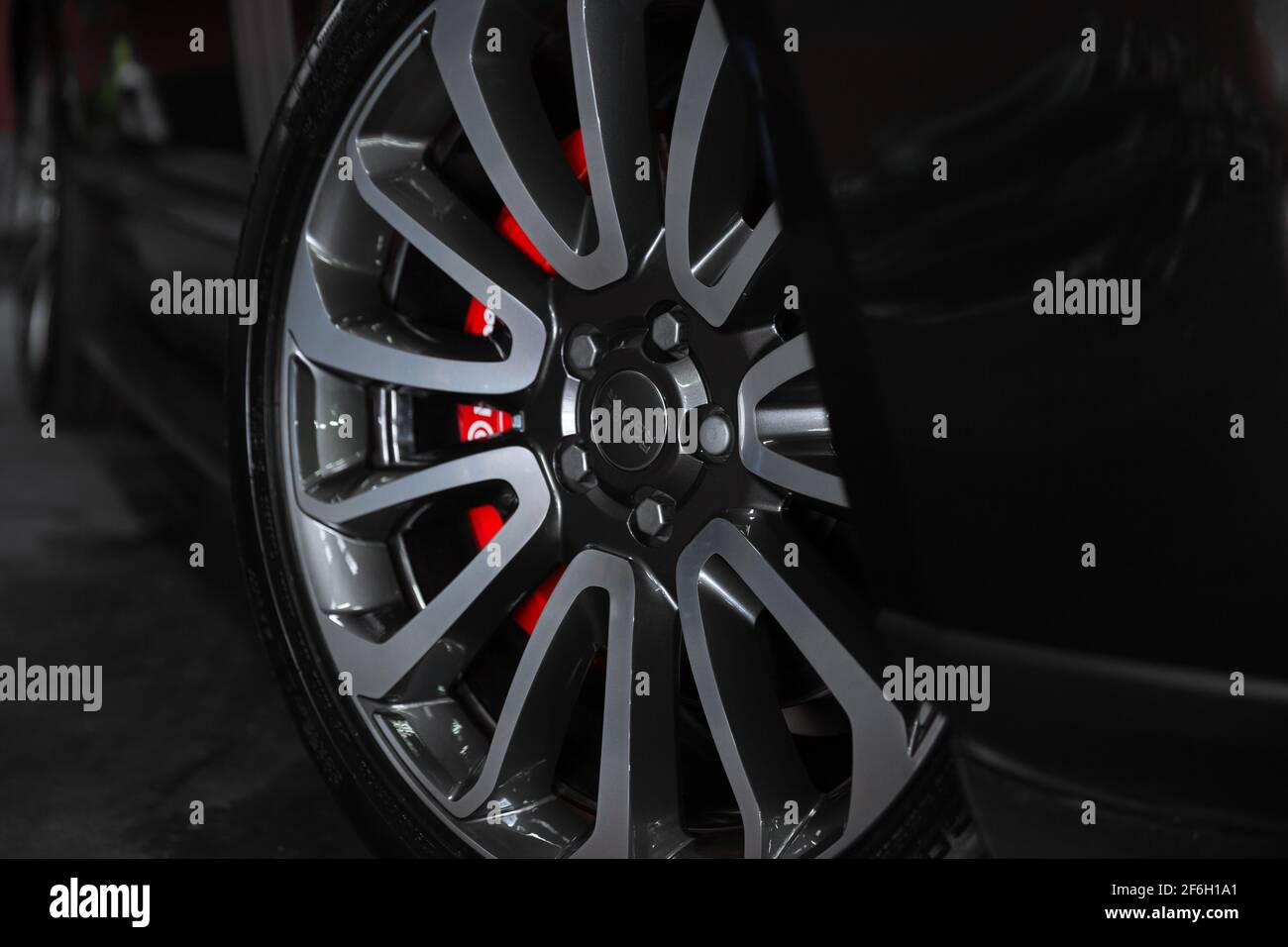 Two tone alloy wheel hi-res stock photography and images - Alamy