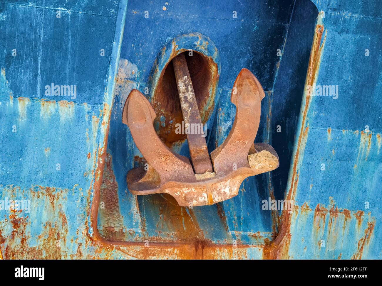 Rusty anchor of an old ship in a junkyard Stock Photo - Alamy