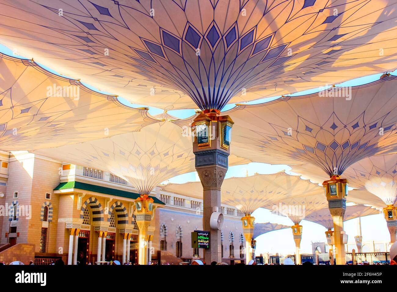 masjid madina munawara, saudi arabia Stock Photo - Alamy