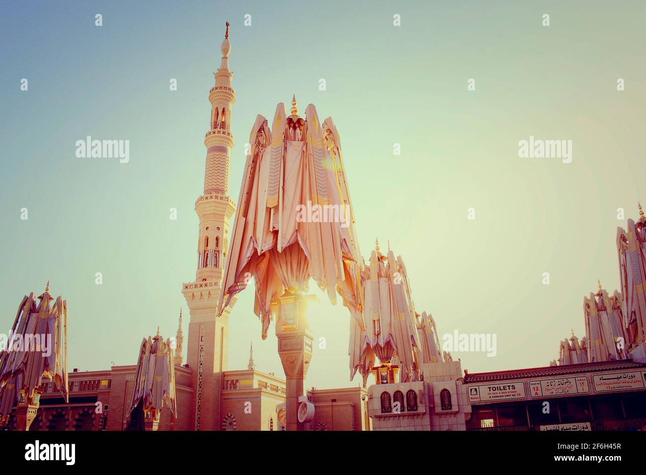 masjid madina munawara, saudi arabia Stock Photo - Alamy