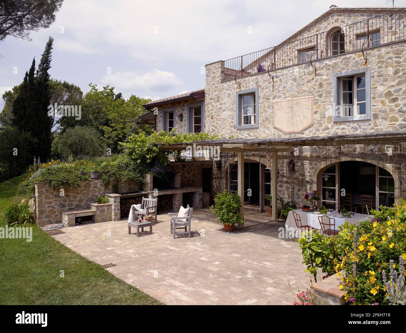 House of the beautiful courtyard hi-res stock photography and images ...