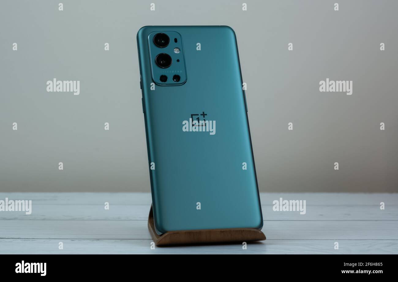 OnePlus 9 Pro 5G in Pine Green color Stock Photo - Alamy