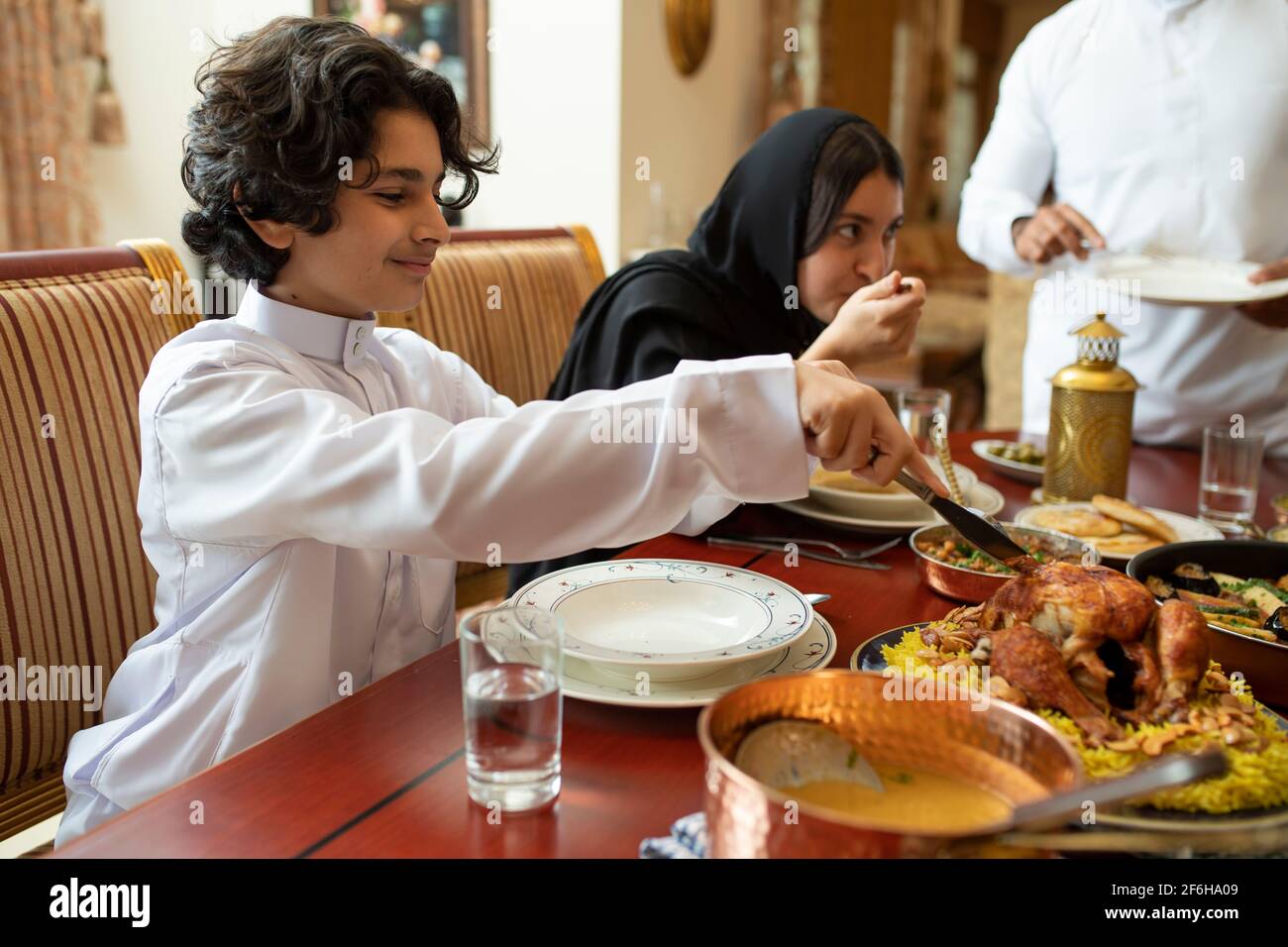 Arabian family having dinner, Arabian family eating iftar in Ramadan ...