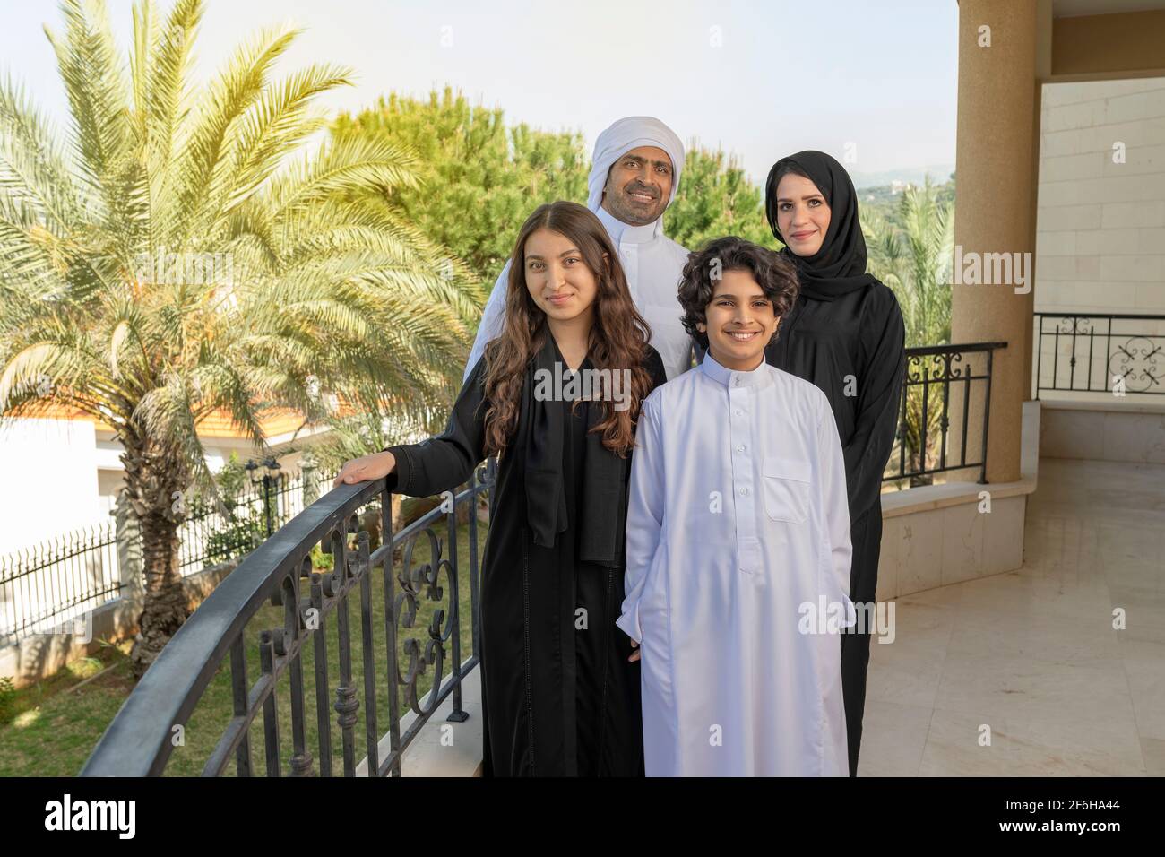 Saudi arabian family hi-res stock photography and images - Alamy