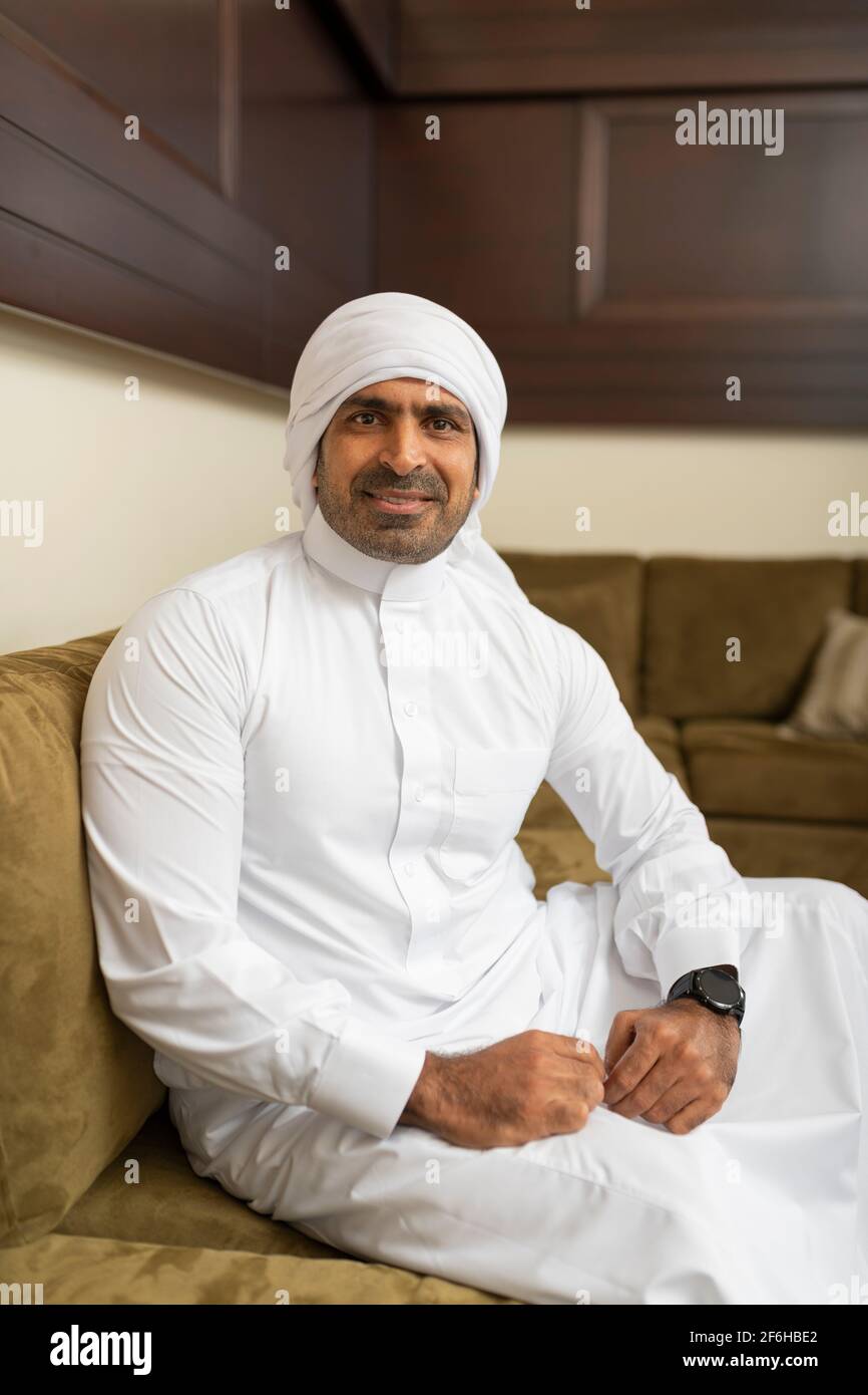 Smiling handsome saudi arab man hi-res stock photography and images - Alamy