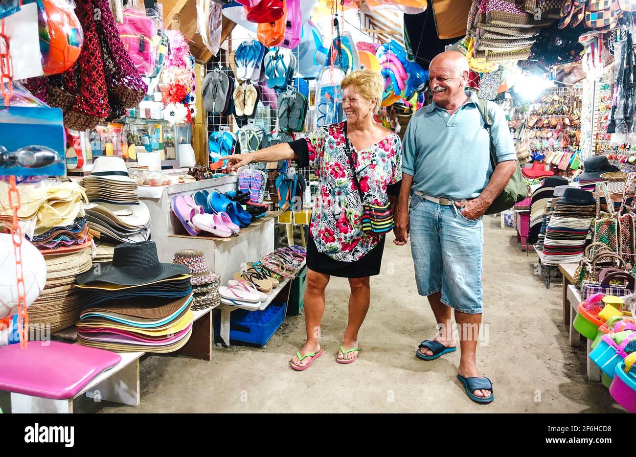 Elderly people shopping hi-res stock photography and images - Alamy
