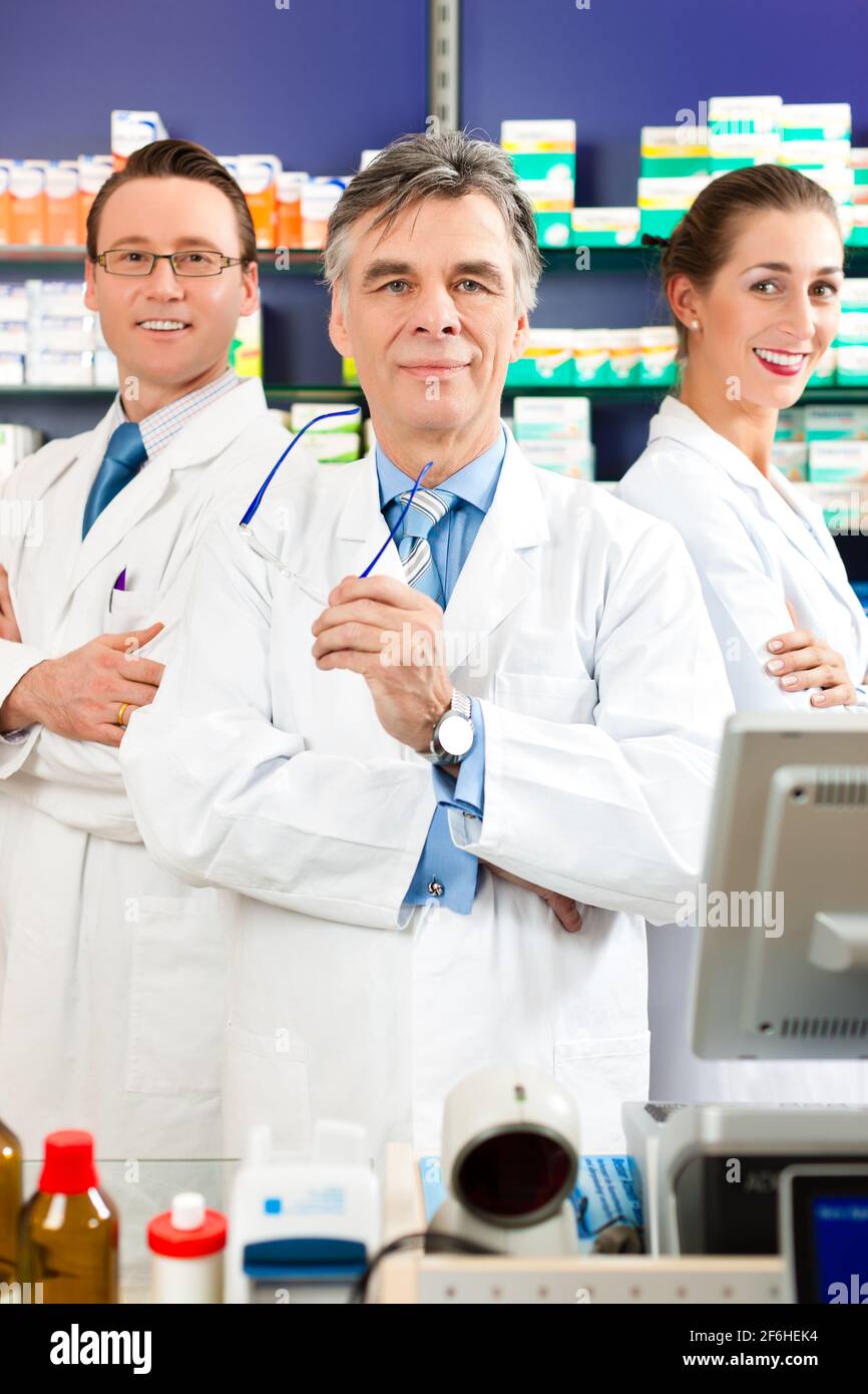 Pharmacy drugstore people team hi-res stock photography and images - Alamy