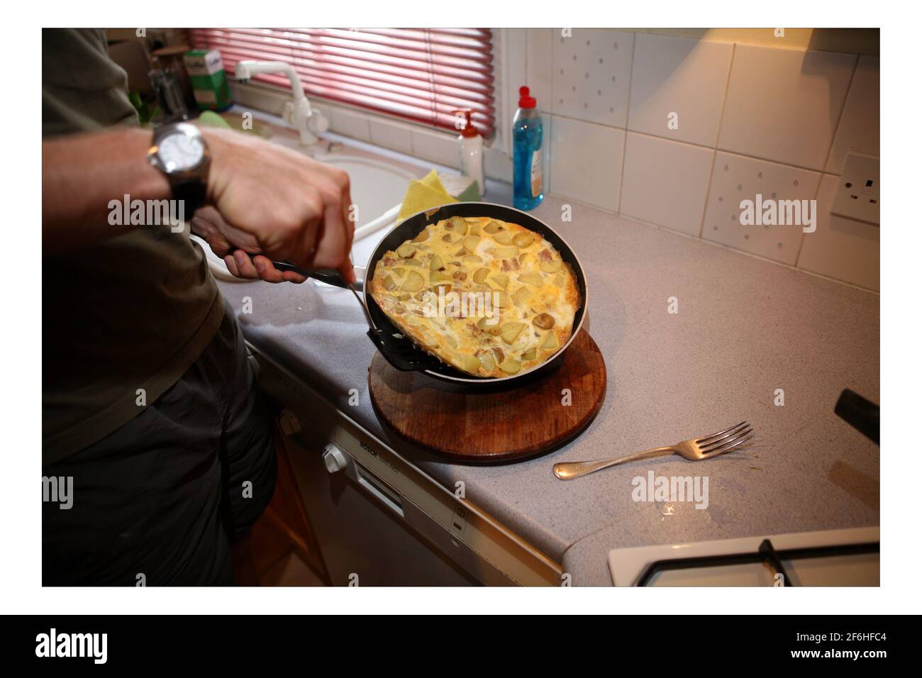 Simon Usborne cooks a pack lunch and eats in the office. Tuna and Onion ...