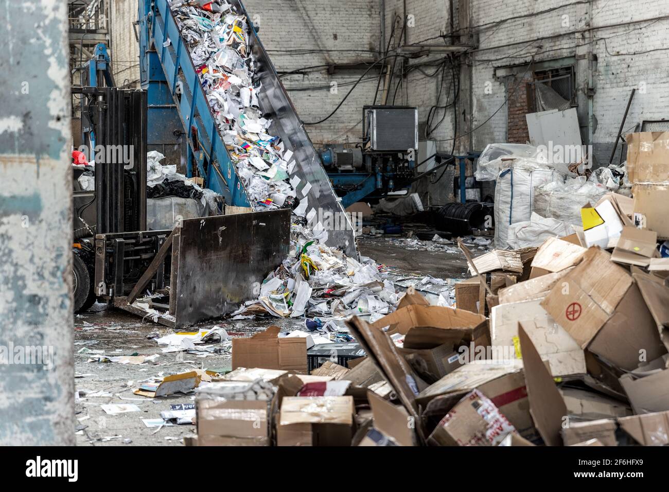 Shreding wastepaper mill conveyor belt for recycling paper wrap ...