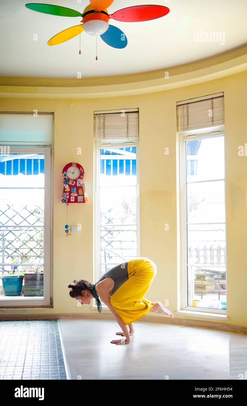 Crow pose hi-res stock photography and images - Alamy