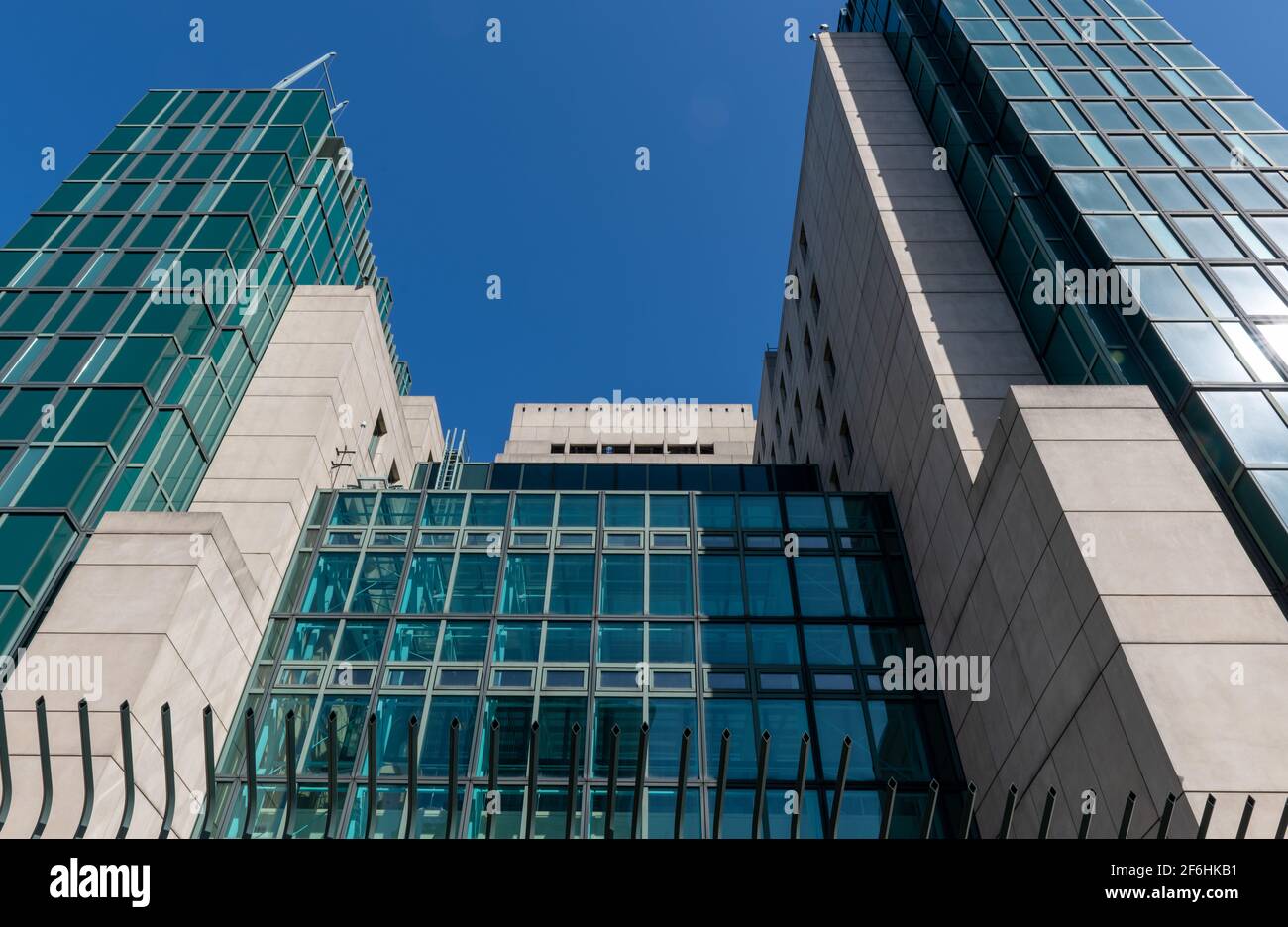 Intelligence service sis mi6 building hi-res stock photography and ...